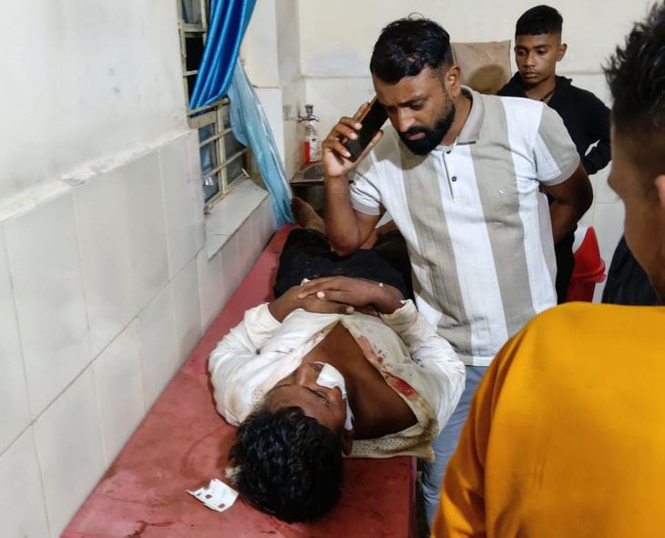 Bike falls into 10 feet deep pit, 3 minors injured | 10 फीट गहरे गड्ढे ...