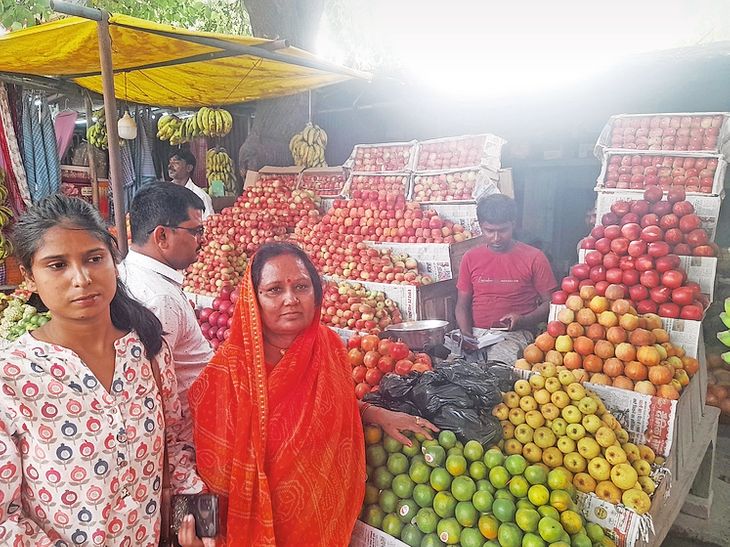 Women performed puja under the Amla tree with religious fervor ...