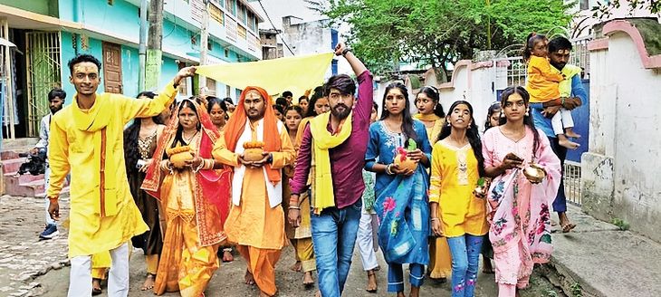 Amid music and cheers, devotees took out a grand Kalash Yatra in ...