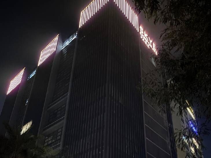 Sky Corporate lift gets stuck, three people trapped