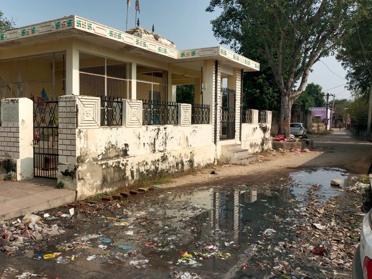 There is a pile of garbage around the Thoi Shiva temple.