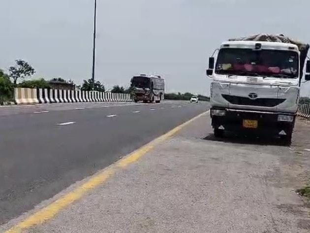 The car collided with the divider on the expressway.