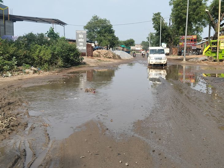 Datia-Seondha State Highway has become a road of death. | दतिया-सेंवढ़ा ...