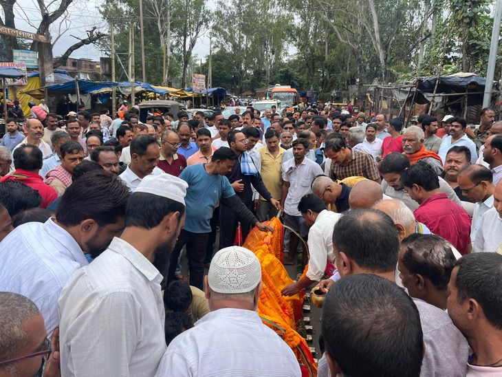 People gathered for the teacher's last journey | शिक्षक की अंतिम यात्रा ...