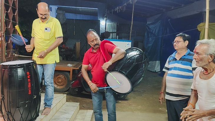 Social worker Datta donated two dhaks to the Sri Sri Saraswati Hari Bol ...