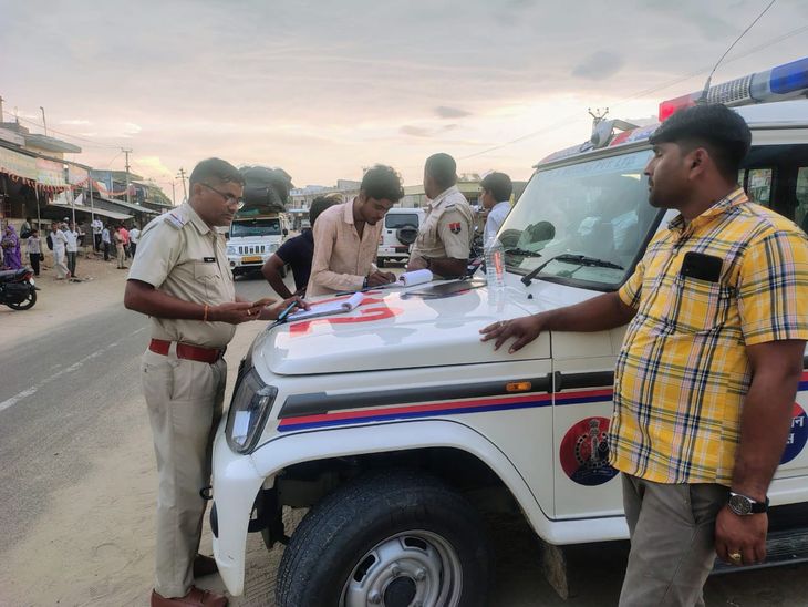 Dhanau police inspected vehicles and issued challans. | धनाऊ पुलिस ने ...