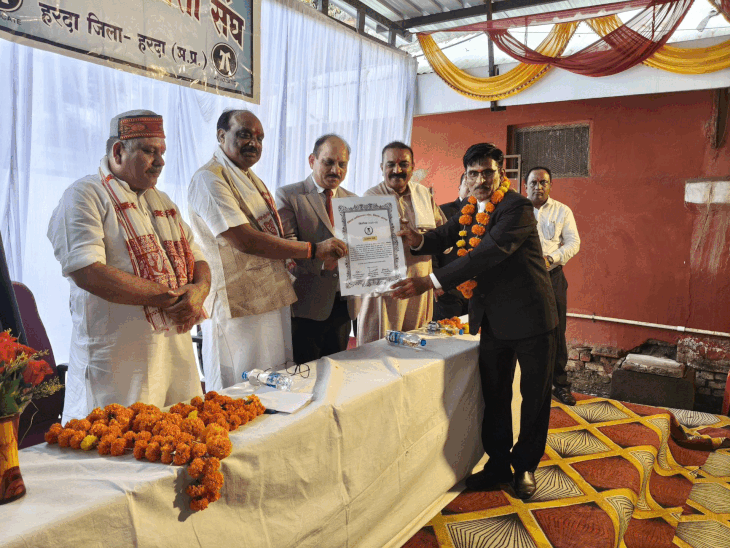 The new executive committee of Harda District Advocates Association ...