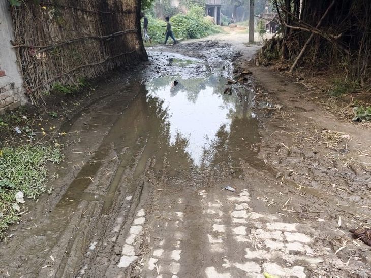 Waterlogging on the way to Khariha village | खरिहा गांव के रास्ते पर ...