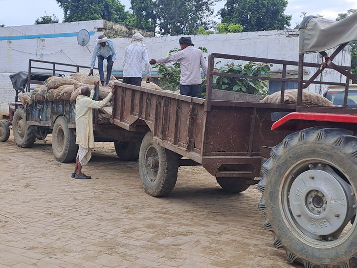 Bike damaged by tractor in Mursan | मुरसान में ट्रैक्टर से बाइक ...