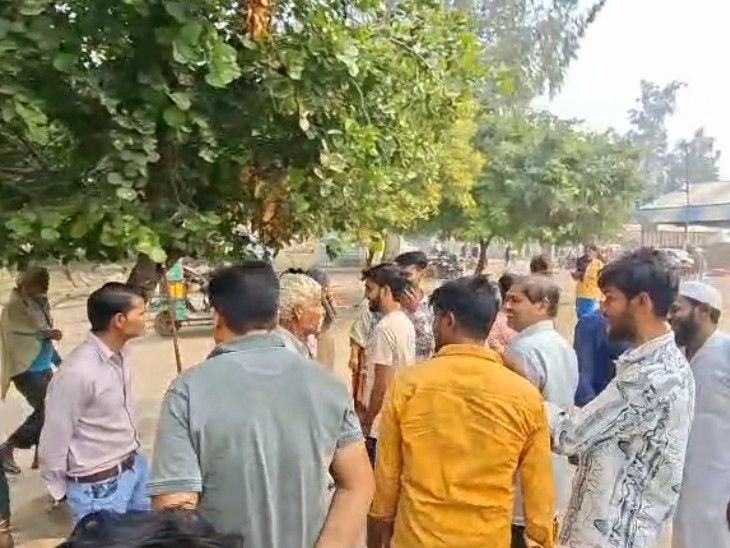 Demand for installation of gate in Mandi Samiti wall | मंडी समिति दीवार ...