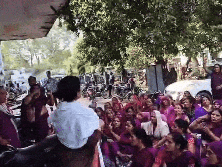 Asha workers in Bhind submitted a memorandum regarding their demands ...