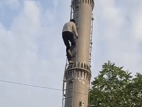 A young man climbed a tower after being betrayed in love.