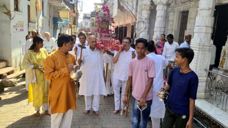 Jain community took out a procession of Dev Viman, welcomed at various ...