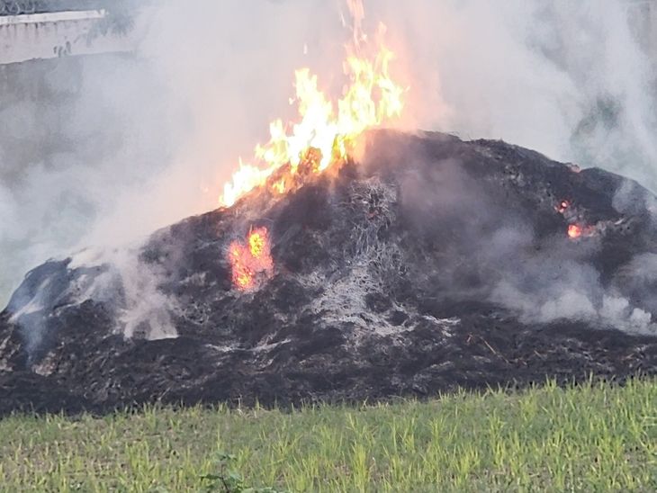 Stubble is being openly burnt in Bikapur, Ayodhya. | अयोध्या के बीकापुर ...