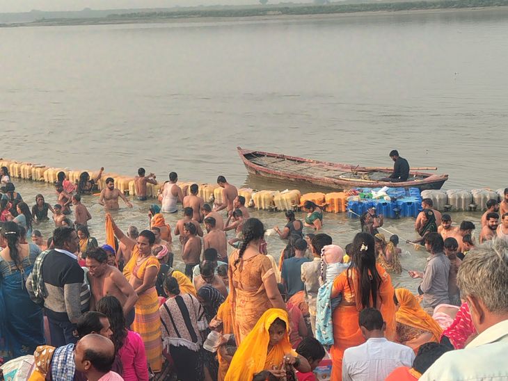 Lakhs of devotees took a holy dip in the Ganges at Shringaverpur Dham ...