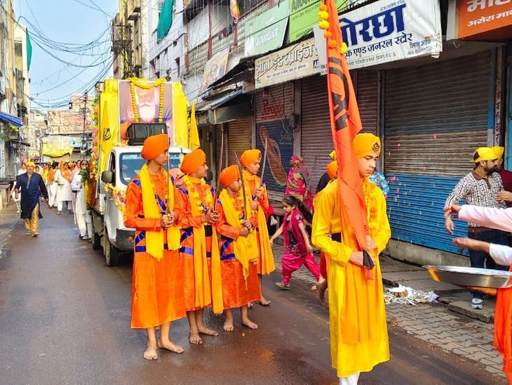Morning procession on Guru Nanak Dev's birth anniversary in Tikamgarh ...
