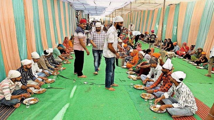 Guru Nanak Dev Ji's Prakash Parv was celebrated with great pomp in ...