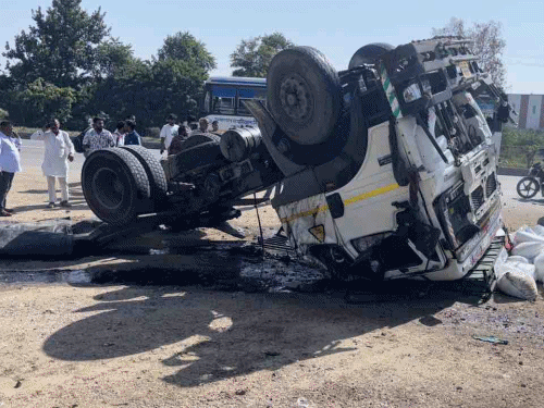 The trailer went out of control and overturned near Gidani village in Dudu.