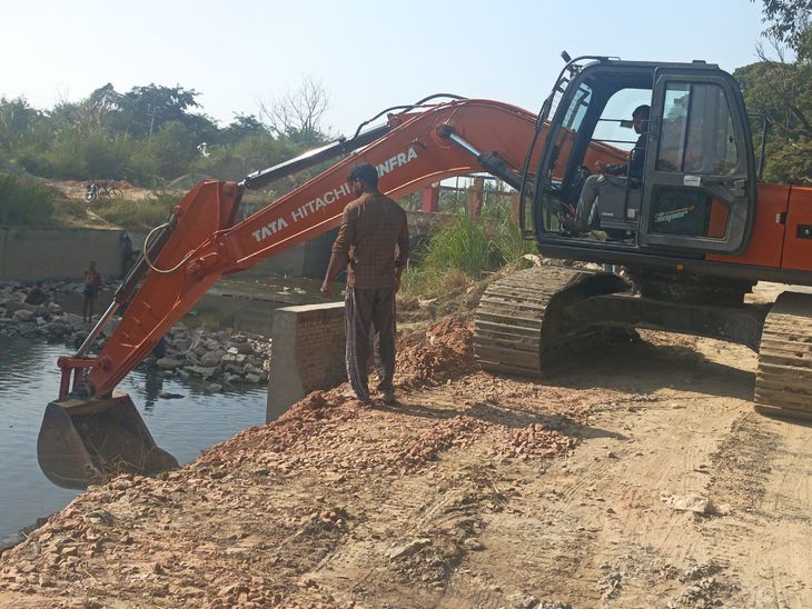 Patching work to prevent canal erosion at Lakhna Jhaal | लखना झाल पर ...