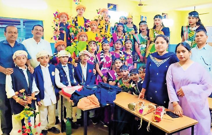 Child artists performed on the folk song Ye Dhamdha Ke Raja Noni Mor ...