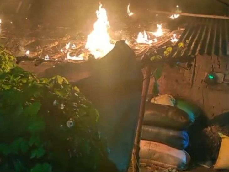 Fire breaks out in a thatched house in Kaushambi | कौशांबी में ...