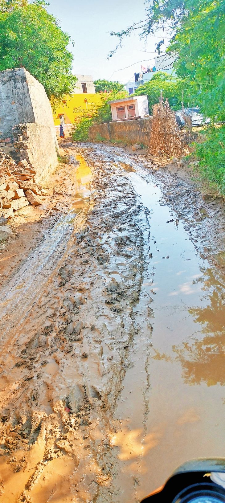 The connecting road of Isarda's hut village is in bad condition ...