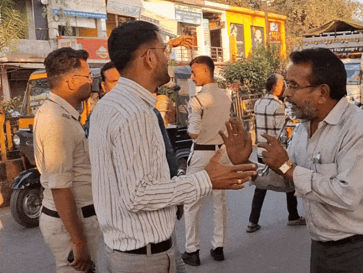 Encroachment removal campaign launched in Damoh | दमोह में चला अतिक्रमण ...