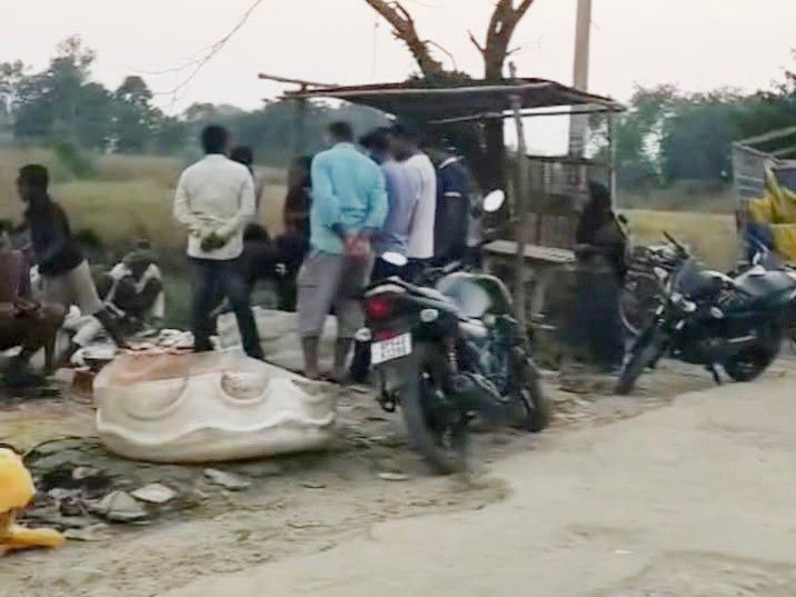 Meat and fish being sold openly on Mardah bypass | मरदह बाईपास पर खुले ...