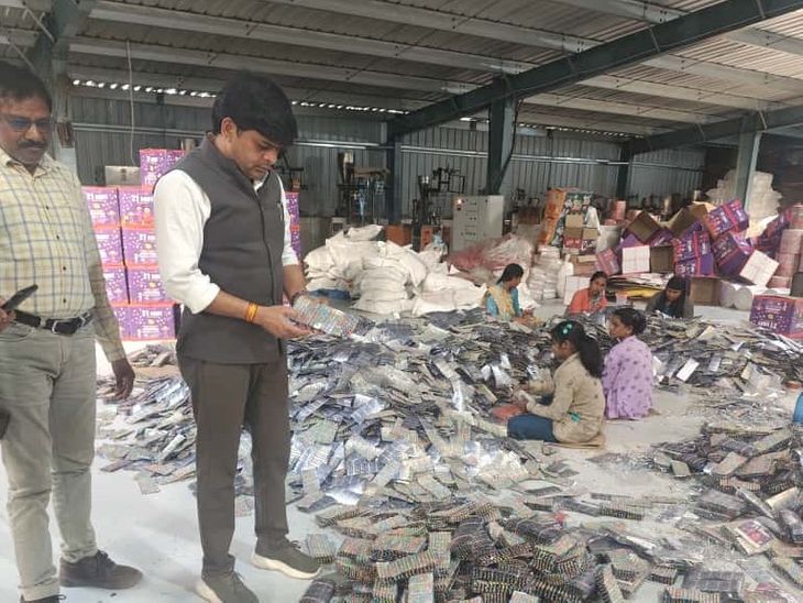SDM seals chocolate factory in Mhow | महू में एसडीएम ने चॉकलेट फैक्ट्री ...