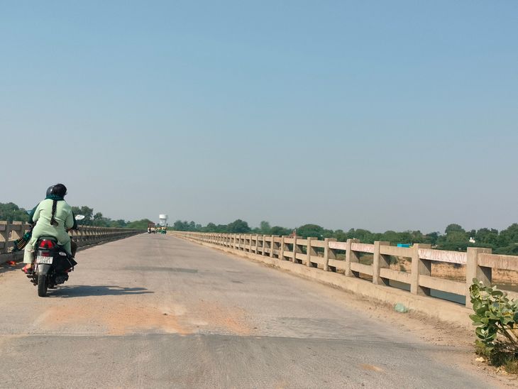 There is no light on the Chowki bridge in Meja, Prayagraj.