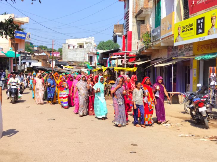 Women offered water at the Dhamna Vindhyavasini temple in Bar | बार में ...