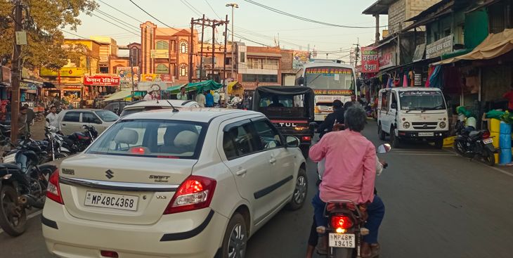 Vehicles parked on the road are disrupting traffic, and efforts to ...