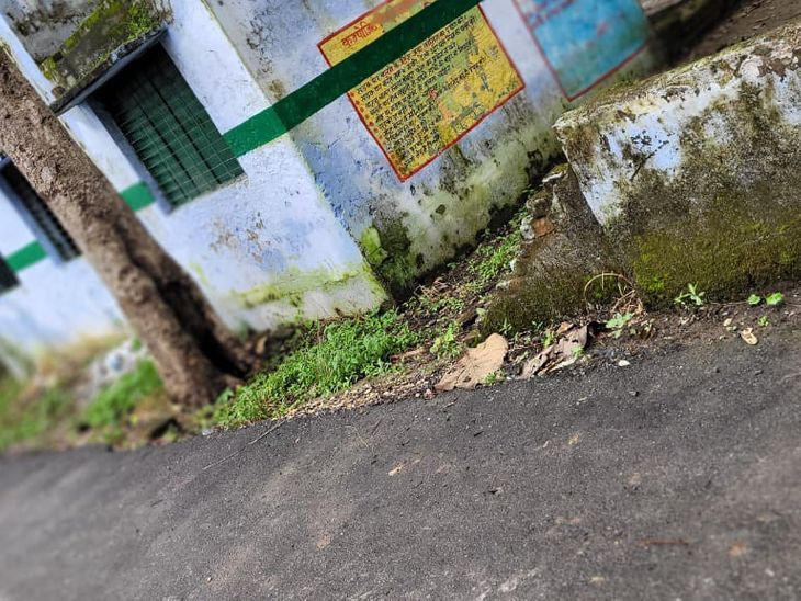 Lack of boundary wall in Mankapur Composite School | मनकापुर कंपोजिट ...