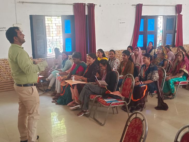 Training of village representatives on rural drinking water supply ...