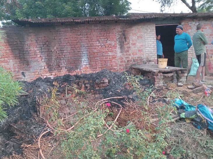 Fire due to short circuit in Badhari village | बड़हरी गांव में शॉर्ट ...