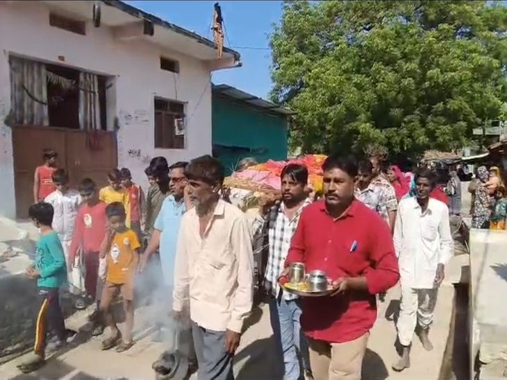 Monkey's funeral procession in Richha village of Mandsaur | मंदसौर के ...