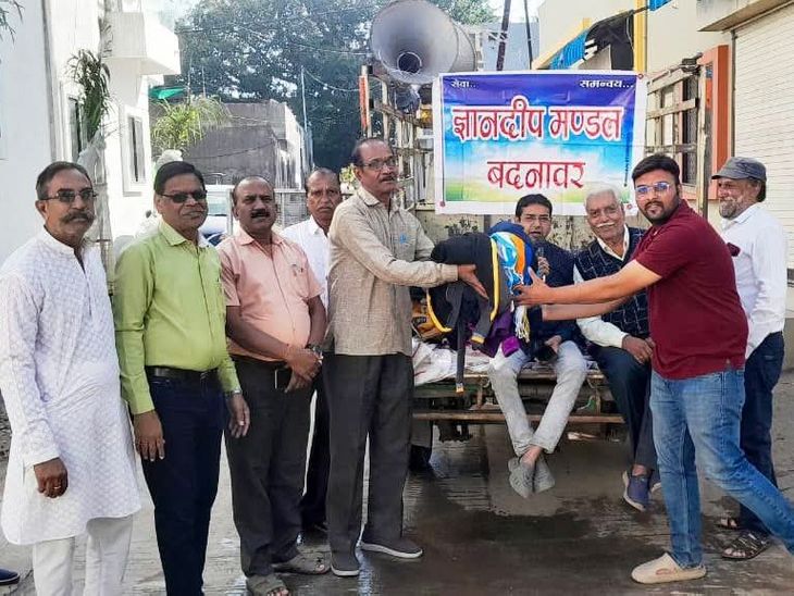 Gyandeep Mandal collected warm clothes in Badnawar | बदनावर में लोगों ...