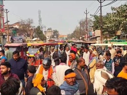 Farmers block highway in Atarra due to non-availability of fertilizers