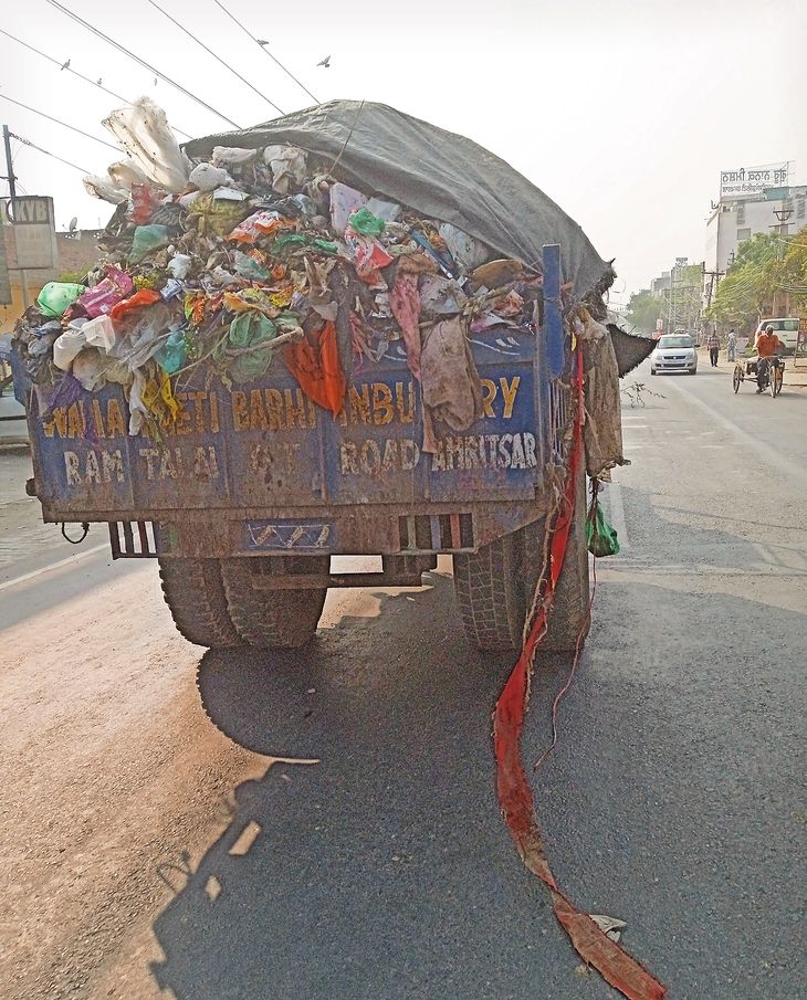 Overloaded garbage trolleys are spreading filth on the roads | कूड़े की ...