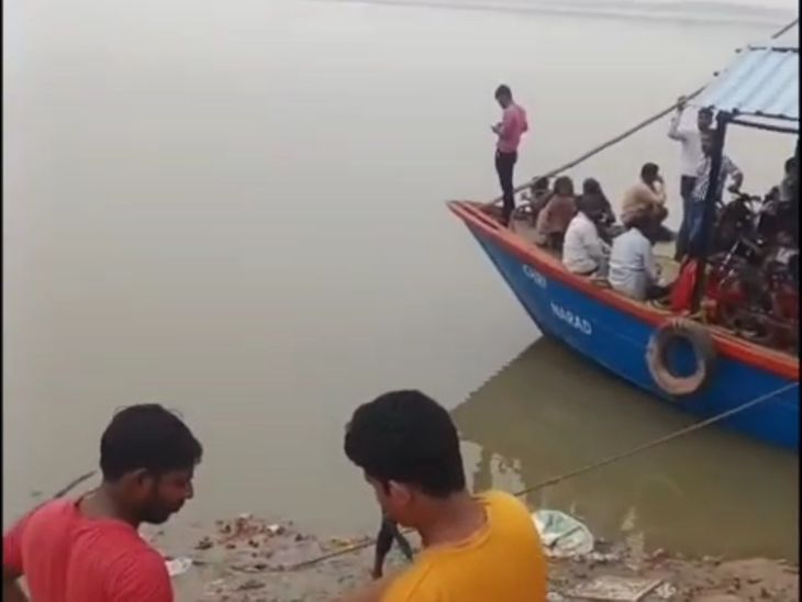 There is no pontoon bridge on the Ganga Ghats of Meja.