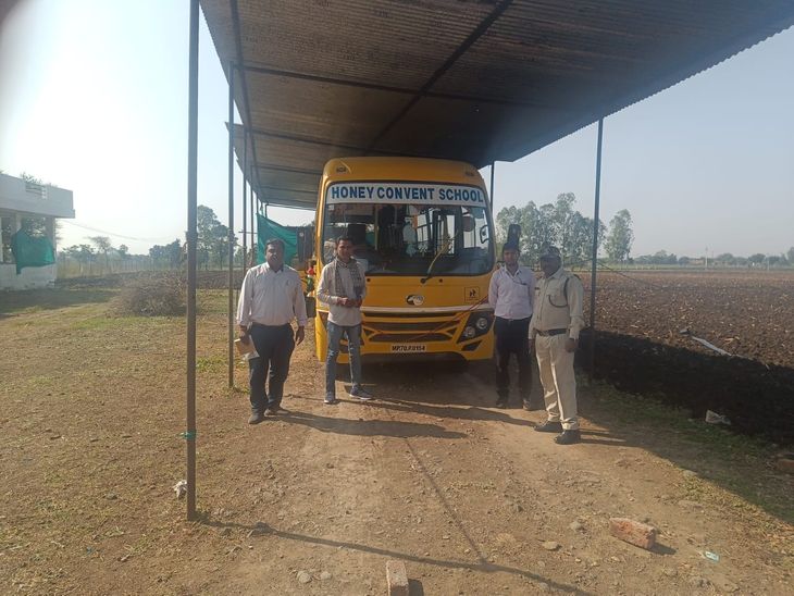 6 vehicles in Susner face challan of Rs 15,500 | सुसनेर में स्कूल बसों ...