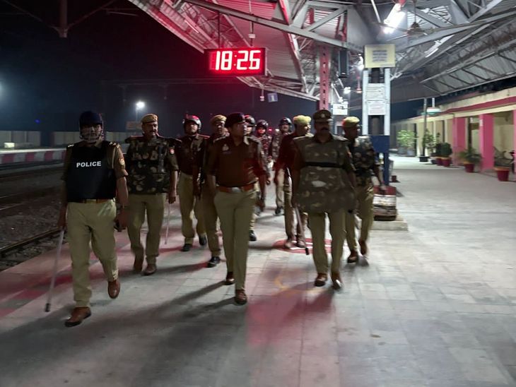 ACP-Station in-charge launched a campaign at Jasra station. | एसीपी ...