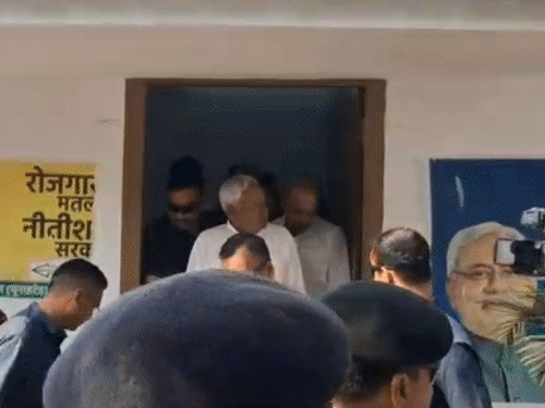 CM in the war room of JDU office amid voting