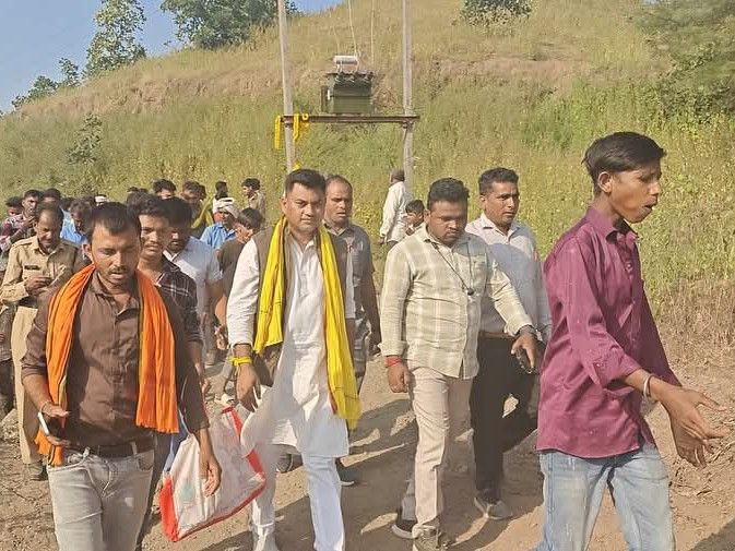 Manawar MLA inaugurated the electricity DP in Mandavada. | मंडावदा में ...