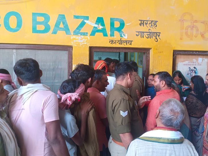 Distribution of 900 bags of DAP fertilizer started in Mardah | मरदह में ...