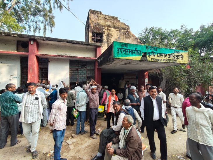 Crowd of farmers at wheat seed distribution in Rasulabad | रसूलाबाद में ...