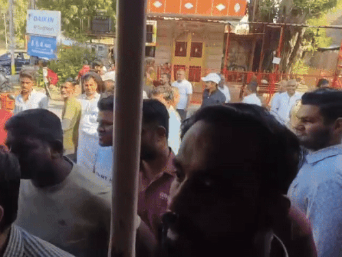 People protested against the removal of encroachment, the corporation ...