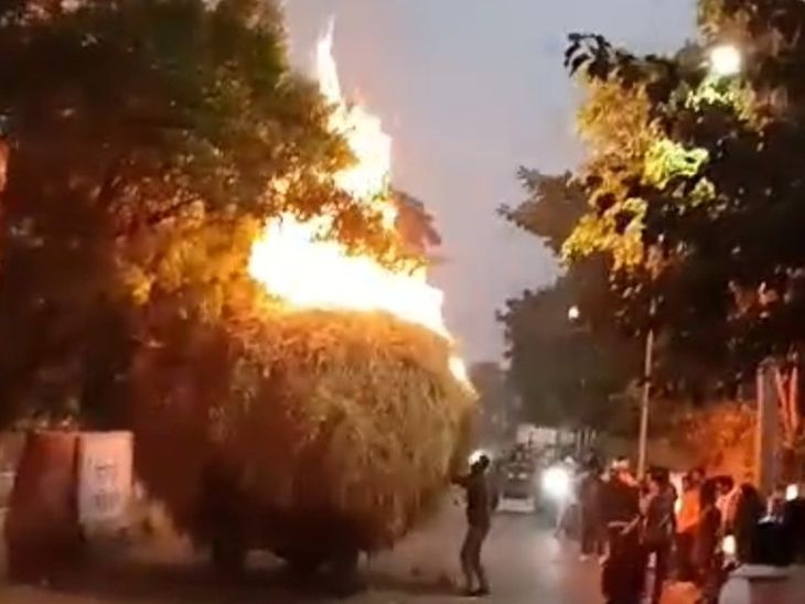 Tractor trolley full of straw caught fire