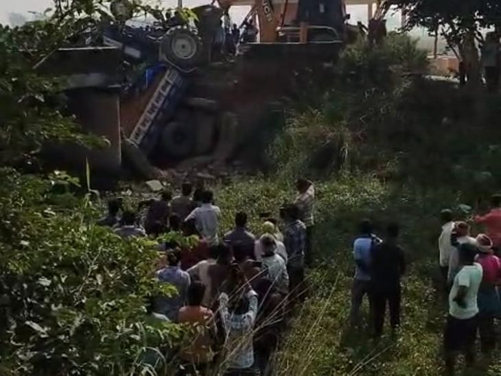 The tractor fell into the canal after the bridge collapsed.