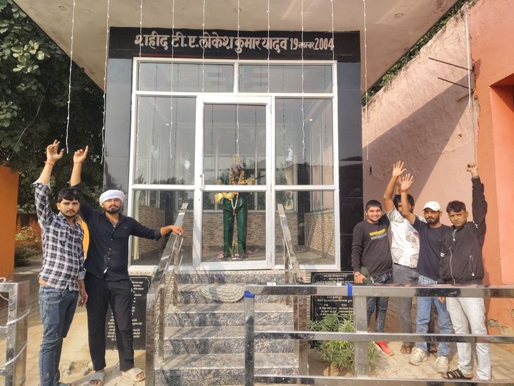 Martyr Lokesh Yadav's statue damaged in Gandala | शहीद लोकेश यादव की ...